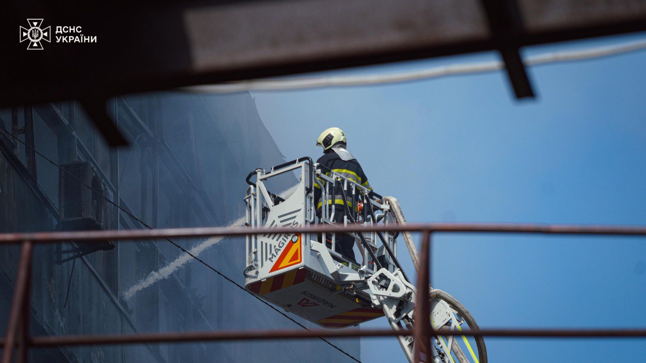 Нічна російська атака на Київ зросла кількість постраждалих